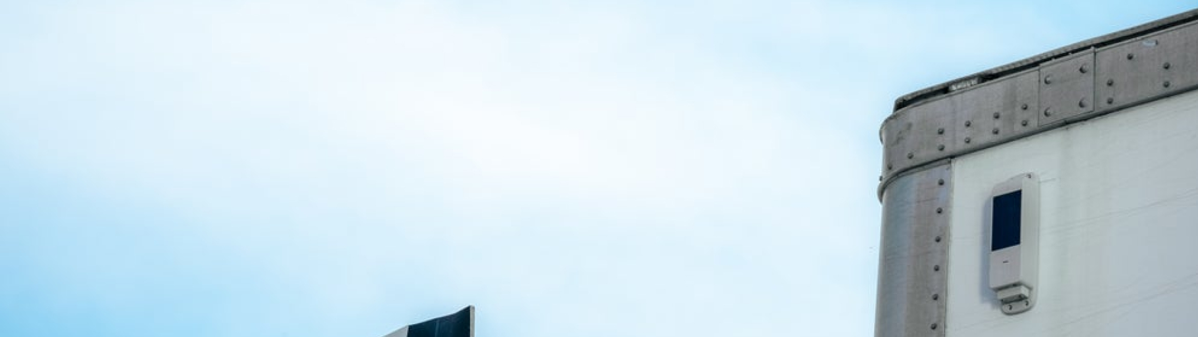 What are commercial trailer tracking systems? | Motive